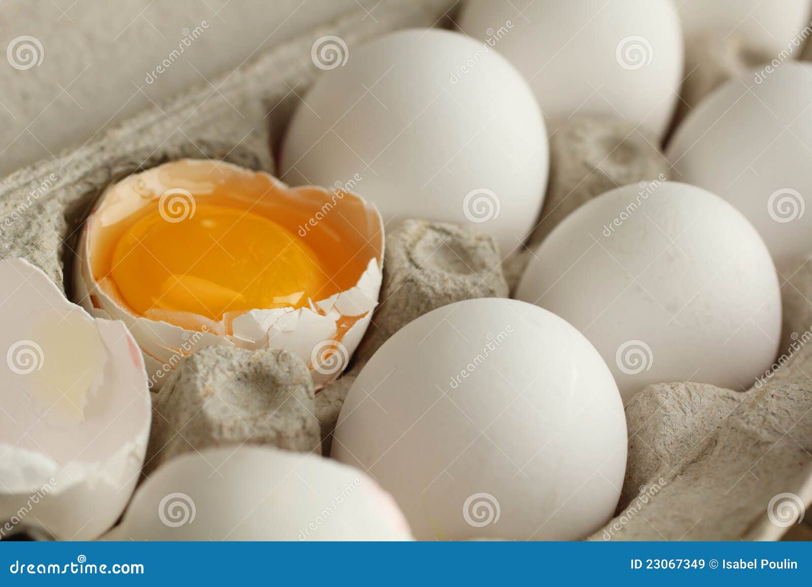 Dooier in een eierschaal stock afbeelding. Image of gekookt - 23067349