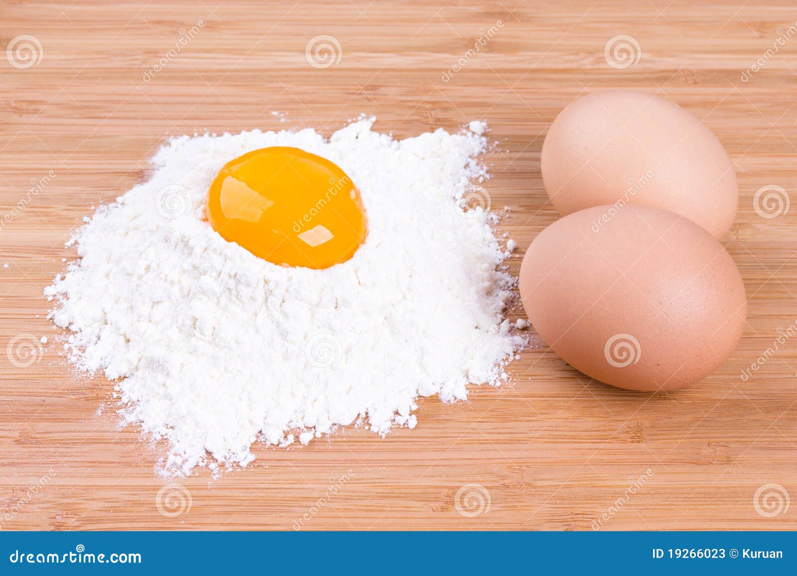 Dooier Van Ei Van Huiskippen En Tarwemeel Stock Afbeelding - Image of ...