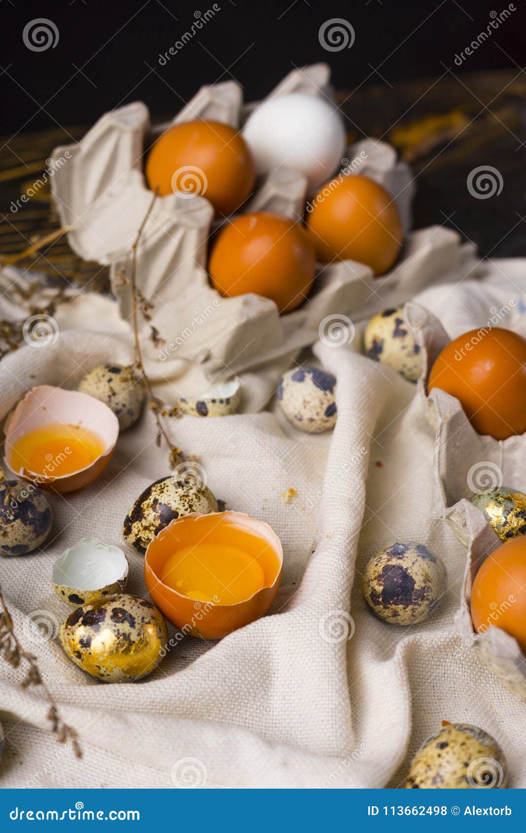 Dooiers Van Gebroken Kippenei Bij Eierschaal En Verscheidene Kip En ...