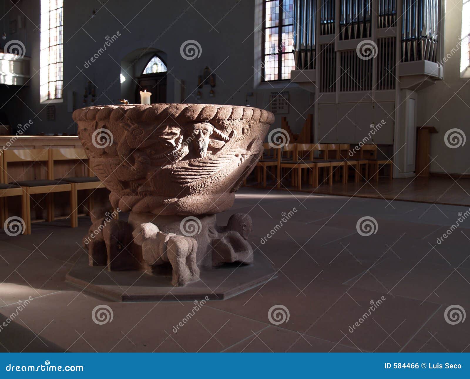 Doop doopvont stock foto. Image of onderdompeling, godsdienst - 584466