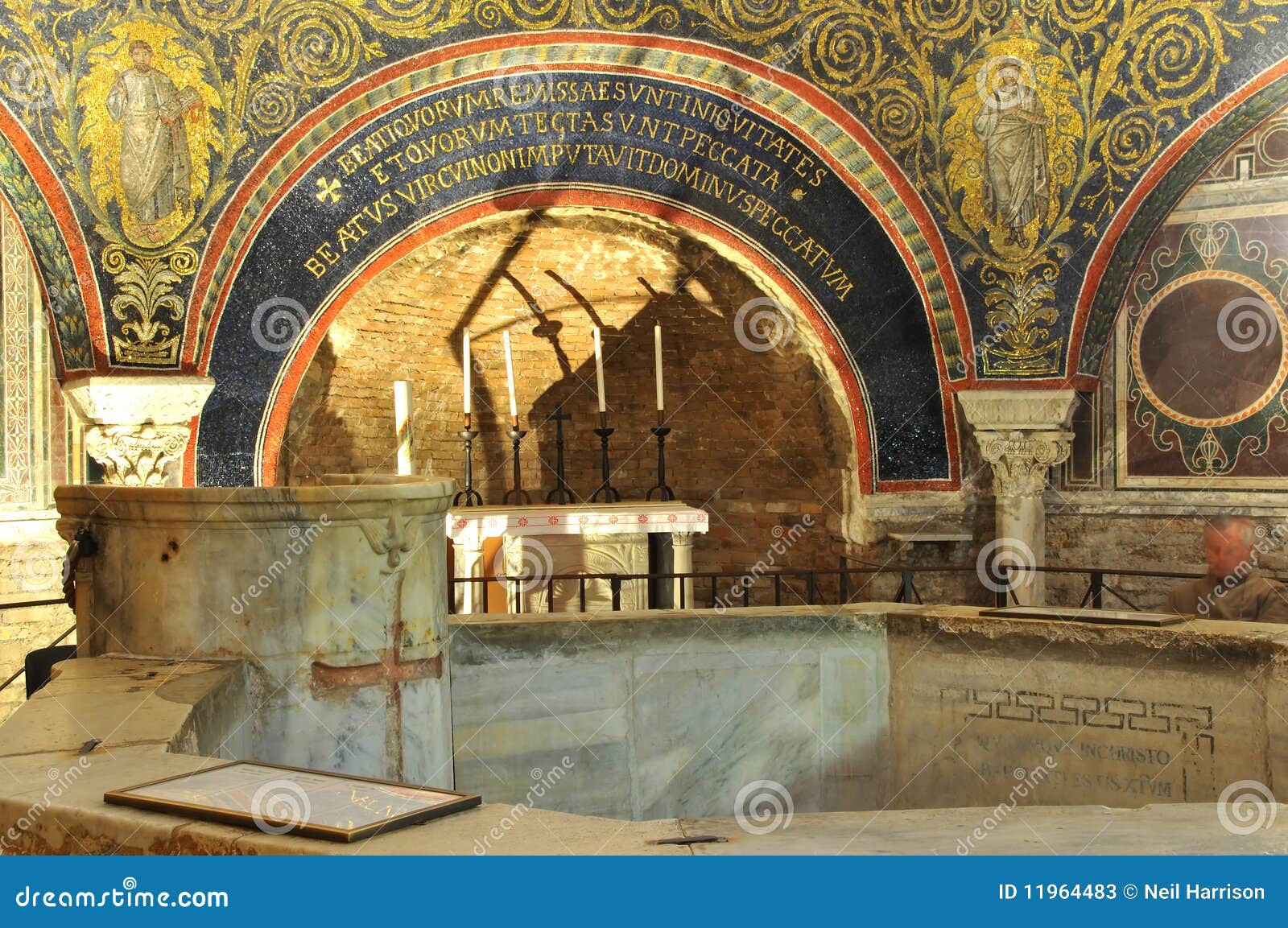 Doop doopvont en altaar stock afbeelding. Image of goud - 11964483