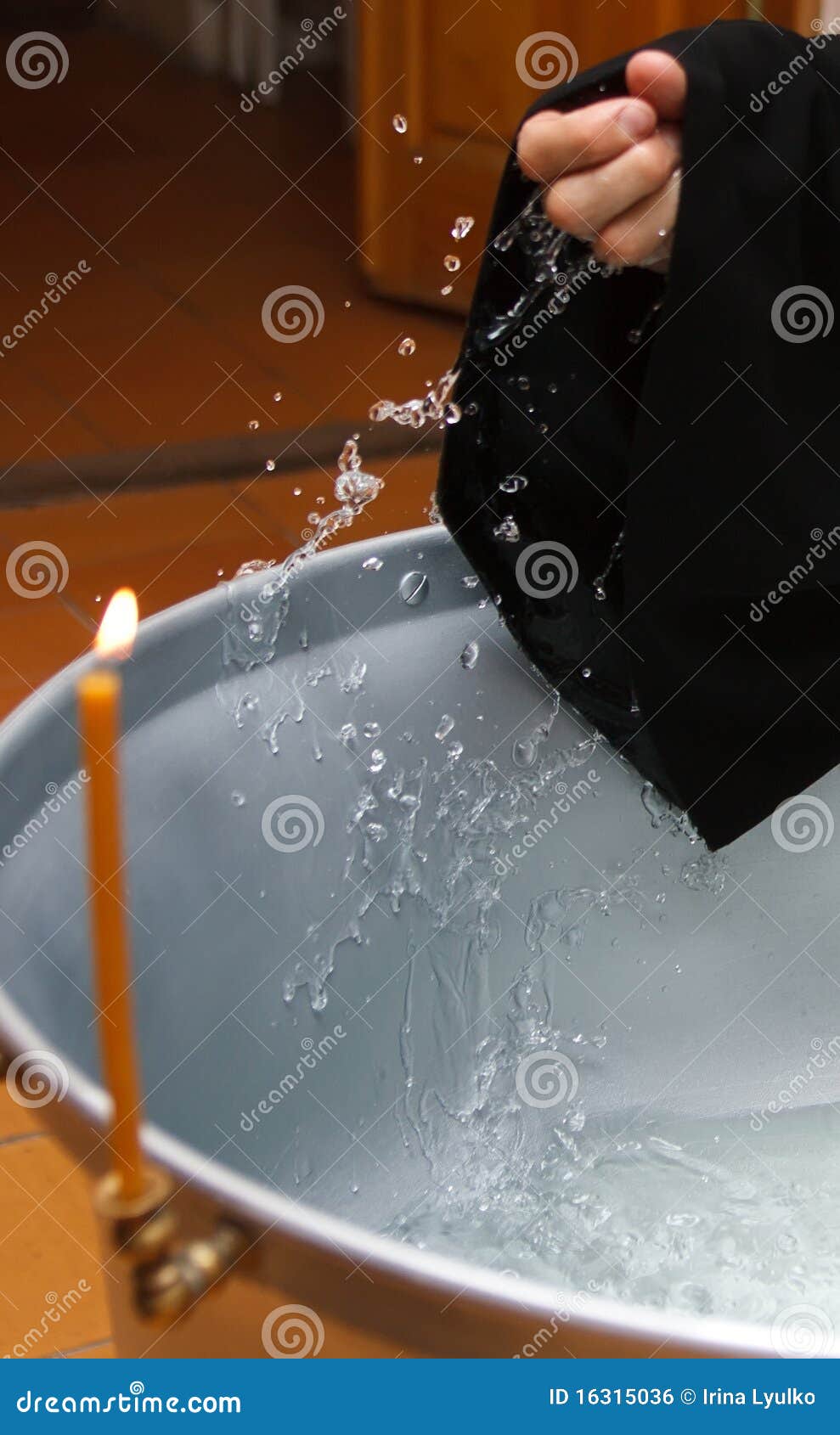 Doopsel stock foto. Image of wassing, tempel, hoop, tradities - 16315036