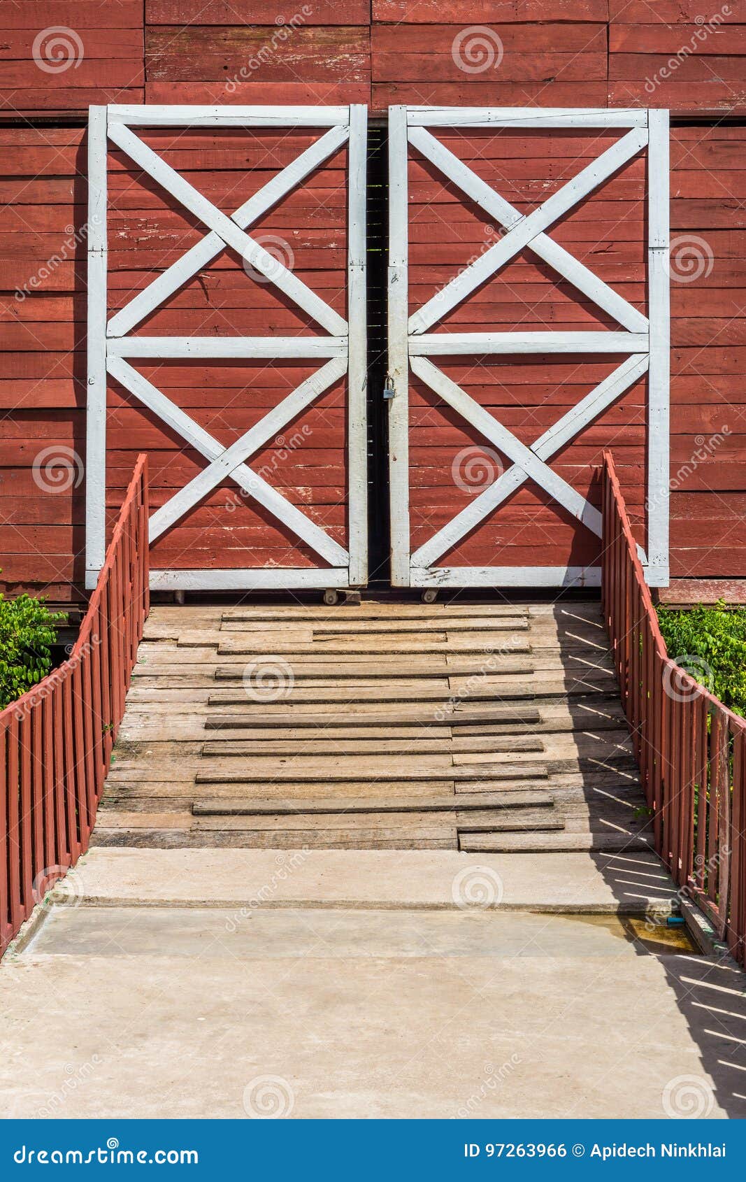 Door of old farm barn stock photo. Image of door, farmhouse - 97263966