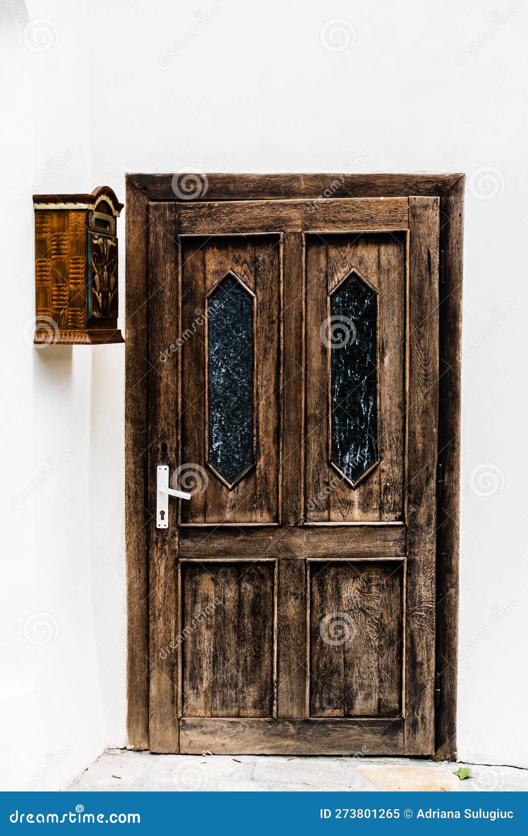 Door and postbox editorial image. Image of entrance - 273801265