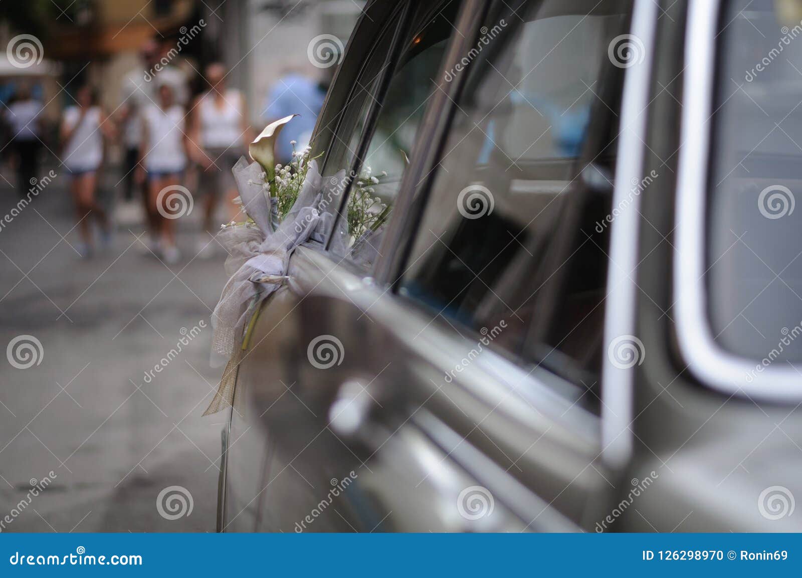 Door of wedding car stock photo. Image of decor, flowers - 126298970