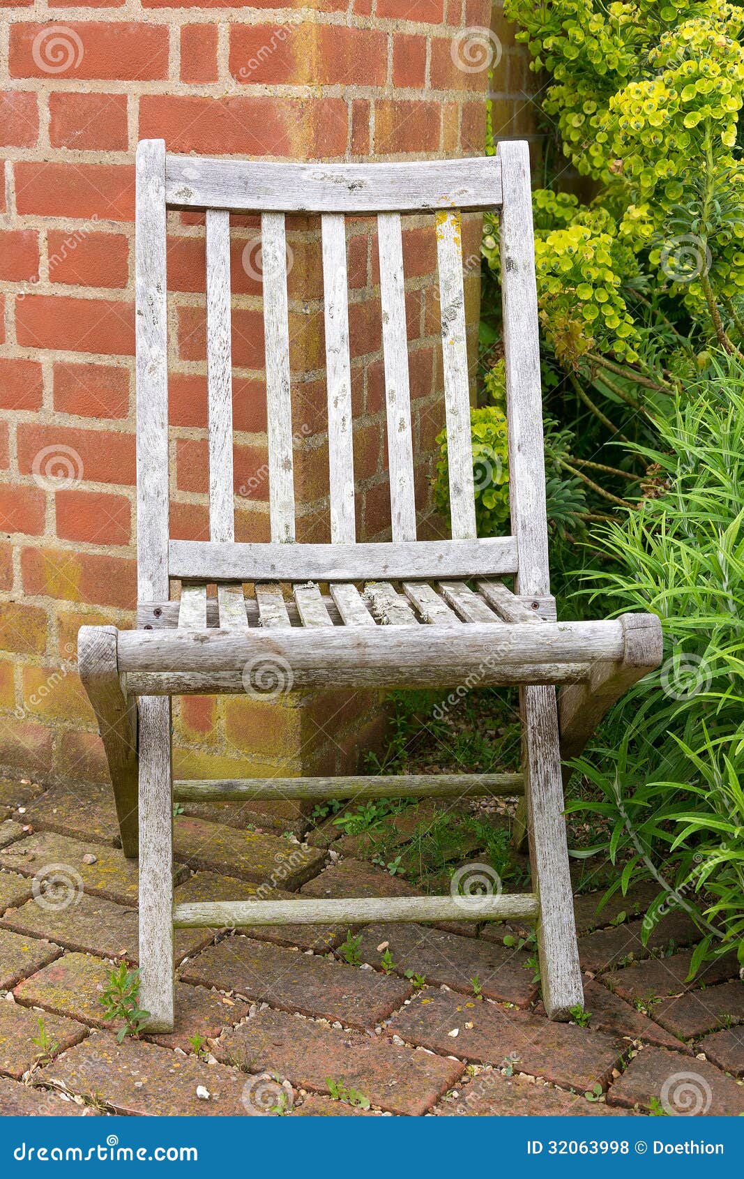 Doorstane houten tuinstoel stock foto. Image of doorstaan - 32063998