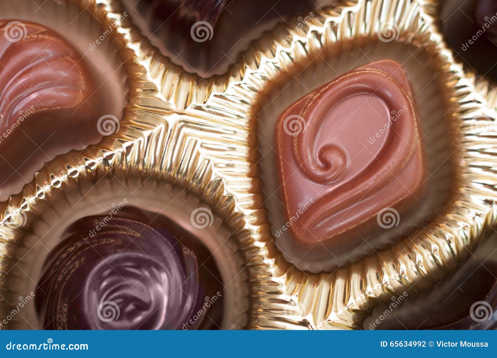 Doos Chocolade in Gouden Pakket Stock Foto - Image of viering ...