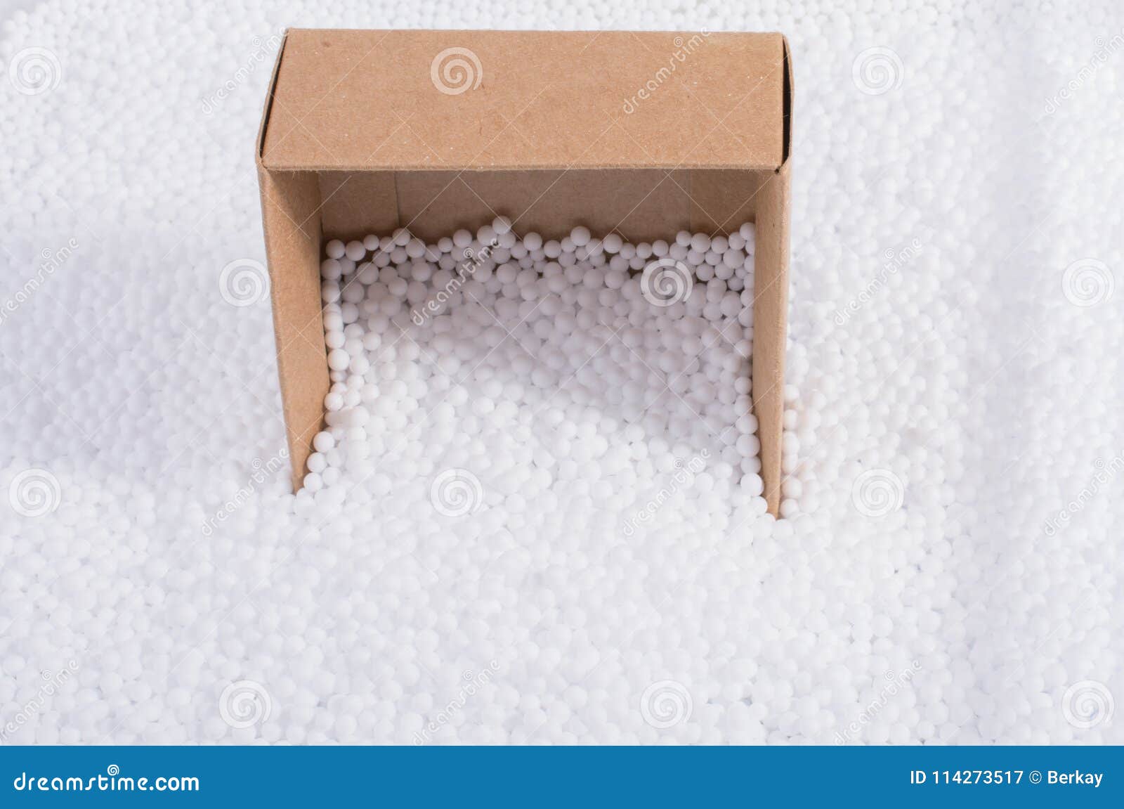 Doos Op De Witte Ballen Van Het Polystyreenschuim Stock Afbeelding ...