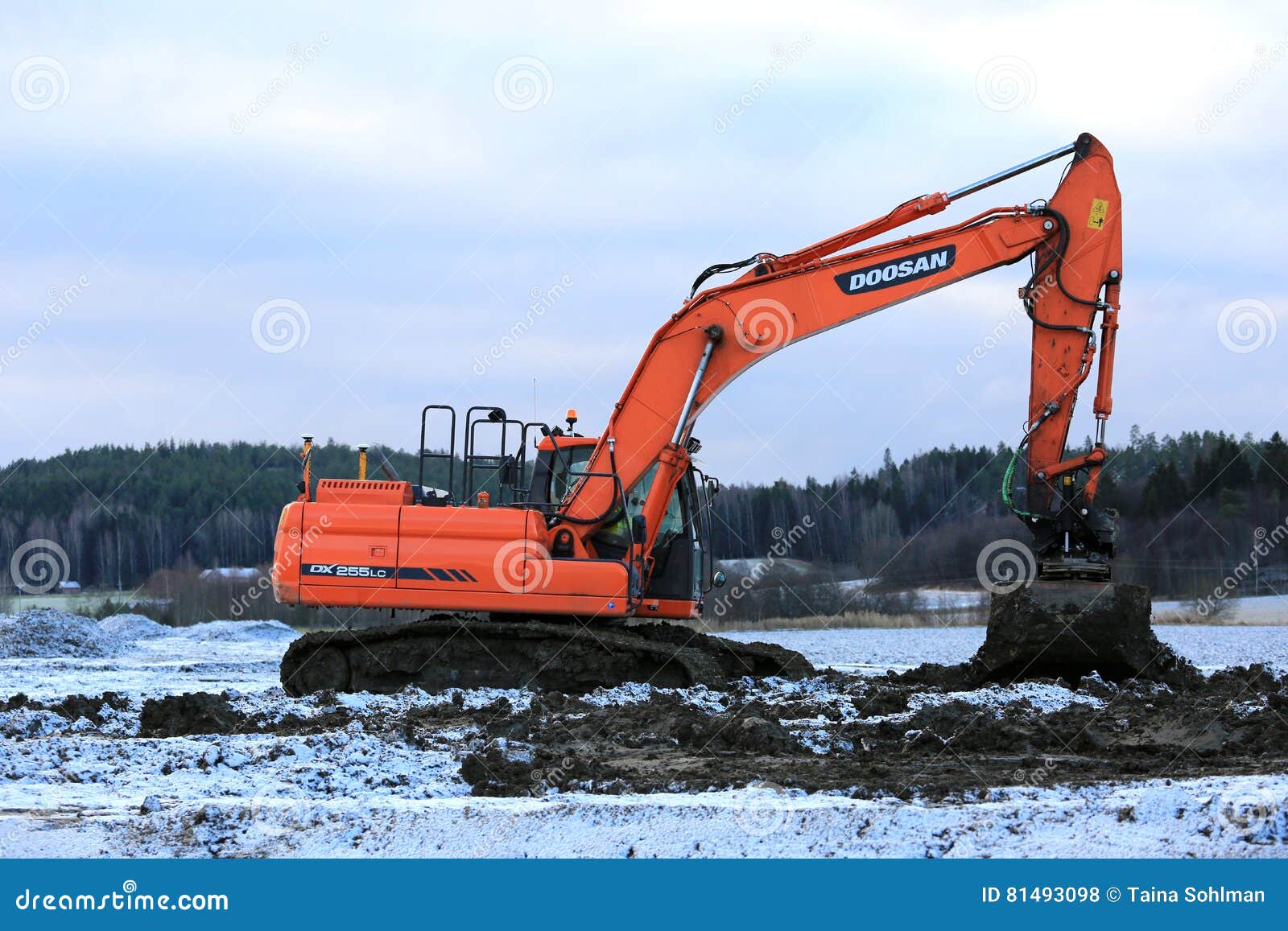 Doosan-Bagger Bei Der Arbeit Im Winter Redaktionelles Stockfoto - Bild ...