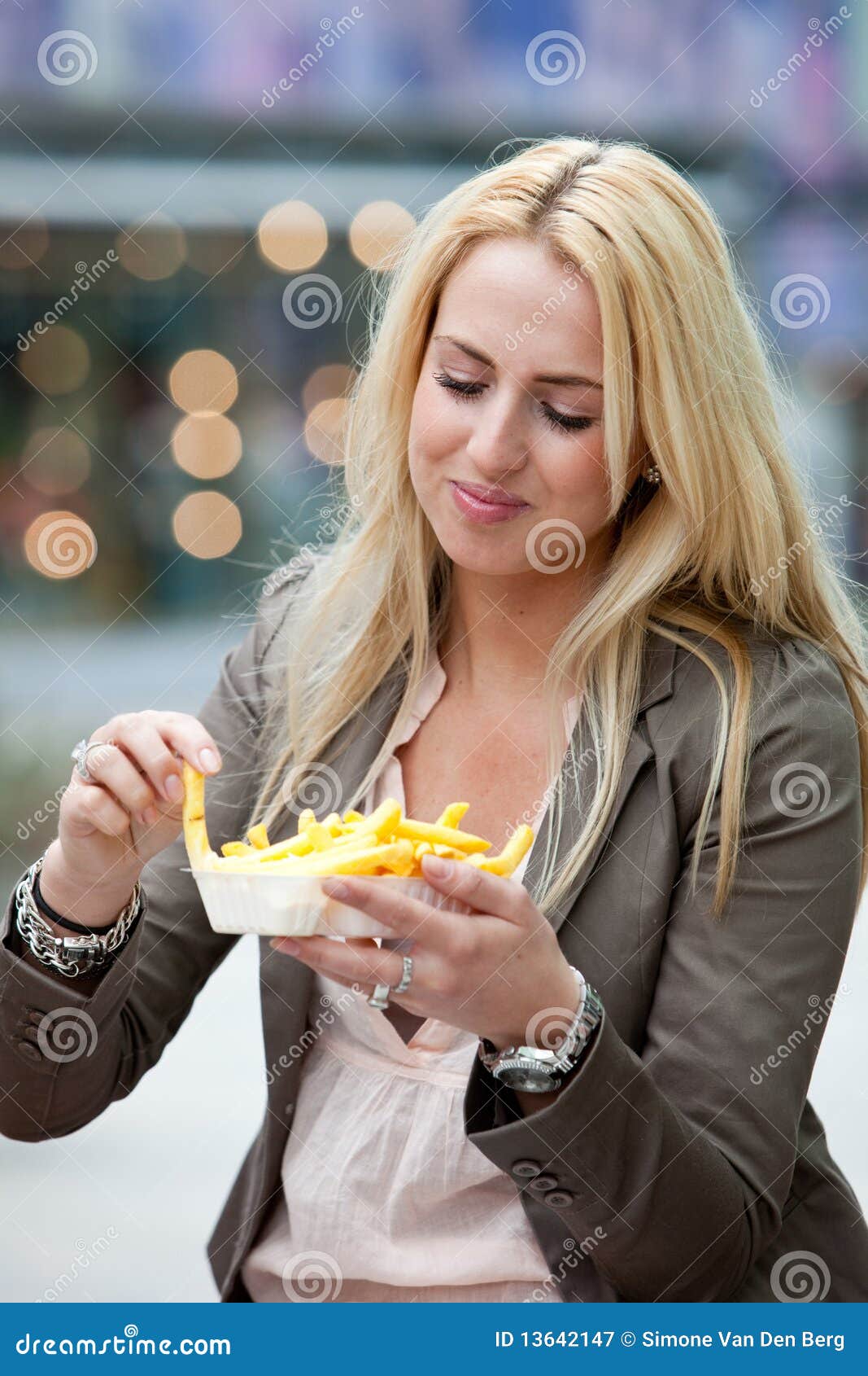 Doppa mayonaise fotografering för bildbyråer. Bild av kvinnor - 13642147