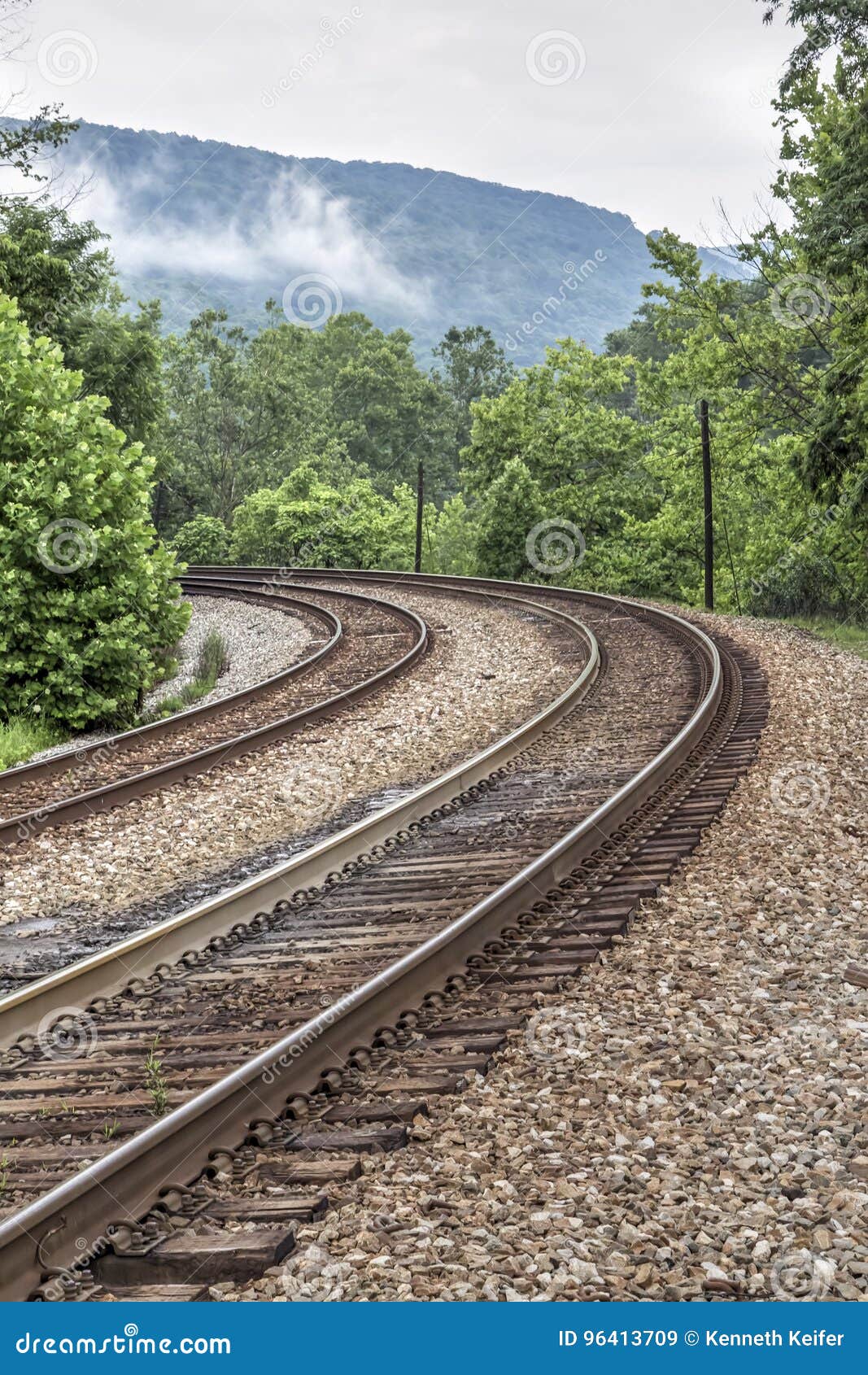 Doppelte Bahnstrecke-Kurve stockbild. Bild von doppeltes - 96413709
