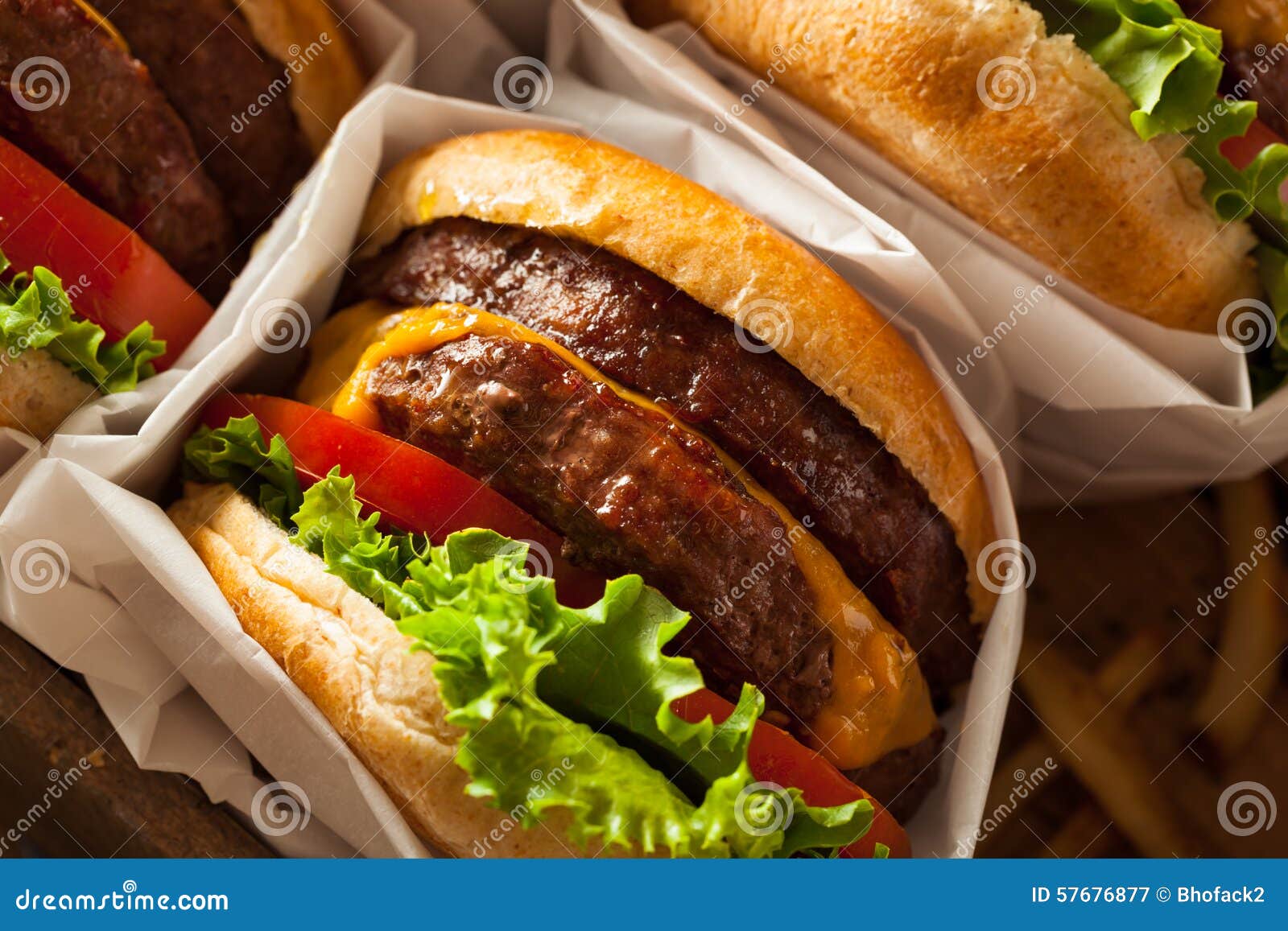 Doppelte Cheeseburger Und Pommes-Frites Stockbild - Bild von getränk ...