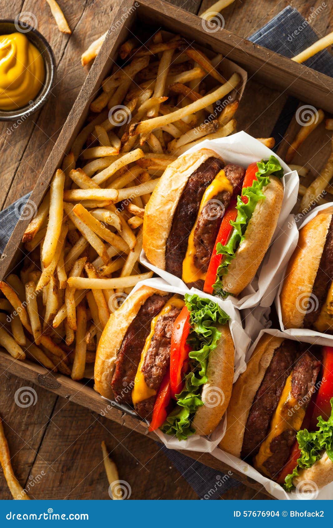 Doppelte Cheeseburger Und Pommes-Frites Stockfoto - Bild von zwiebel ...