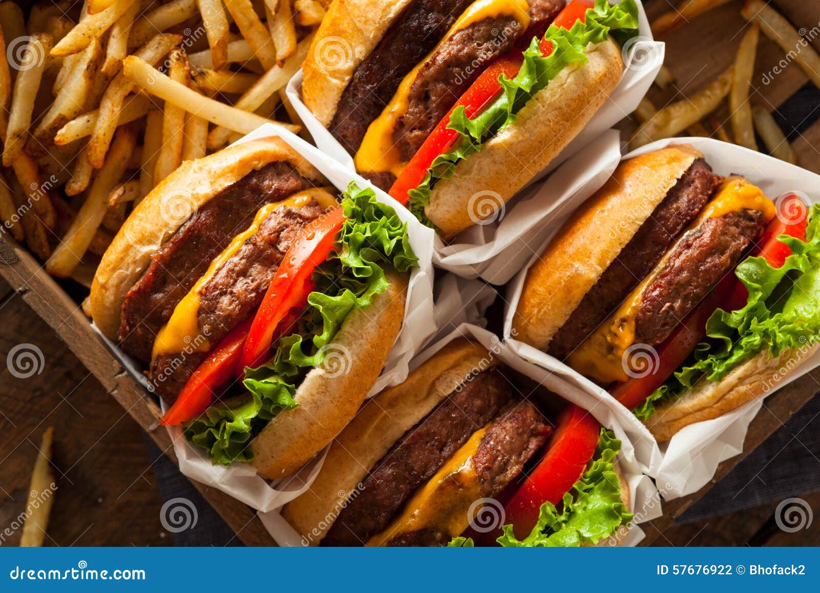Doppelte Cheeseburger Und Pommes-Frites Stockfoto - Bild von klassisch ...