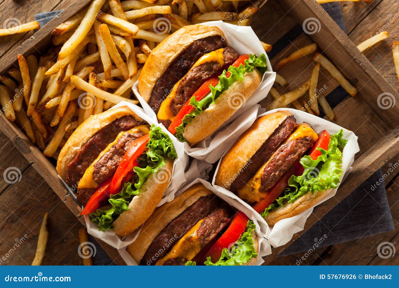 Doppelte Cheeseburger Und Pommes-Frites Stockfoto - Bild von ...