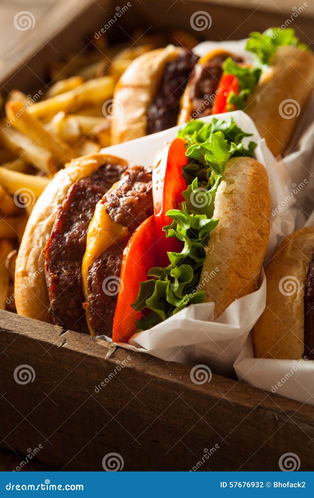 Doppelte Cheeseburger Und Pommes-Frites Stockfoto - Bild von klassisch ...