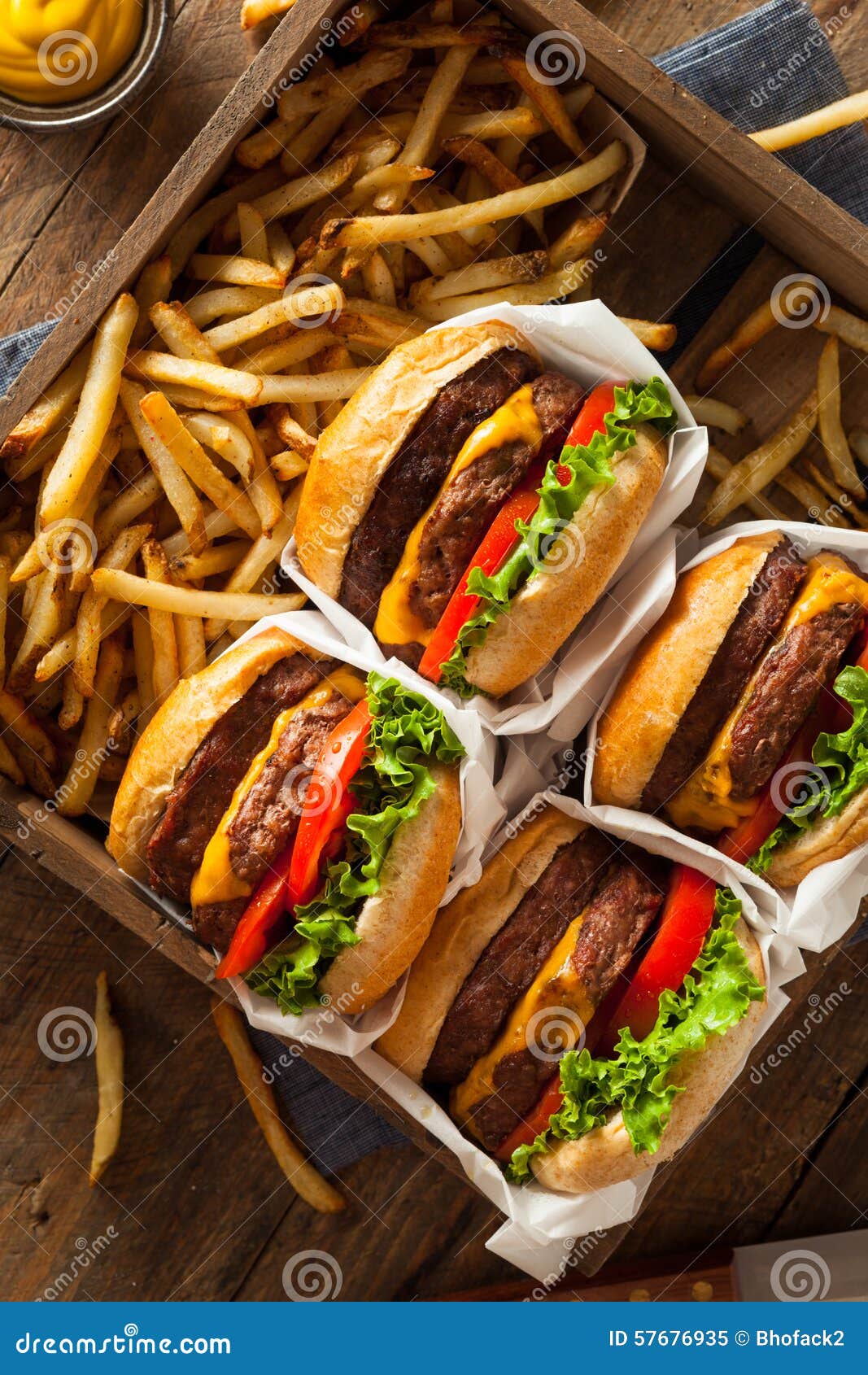 Doppelte Cheeseburger Und Pommes-Frites Stockbild - Bild von sandwich ...