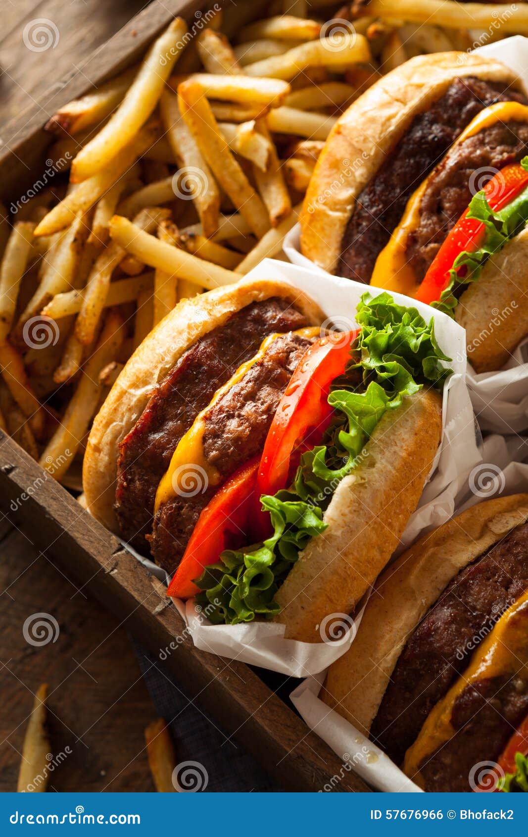 Doppelte Cheeseburger Und Pommes-Frites Stockfoto - Bild von ...