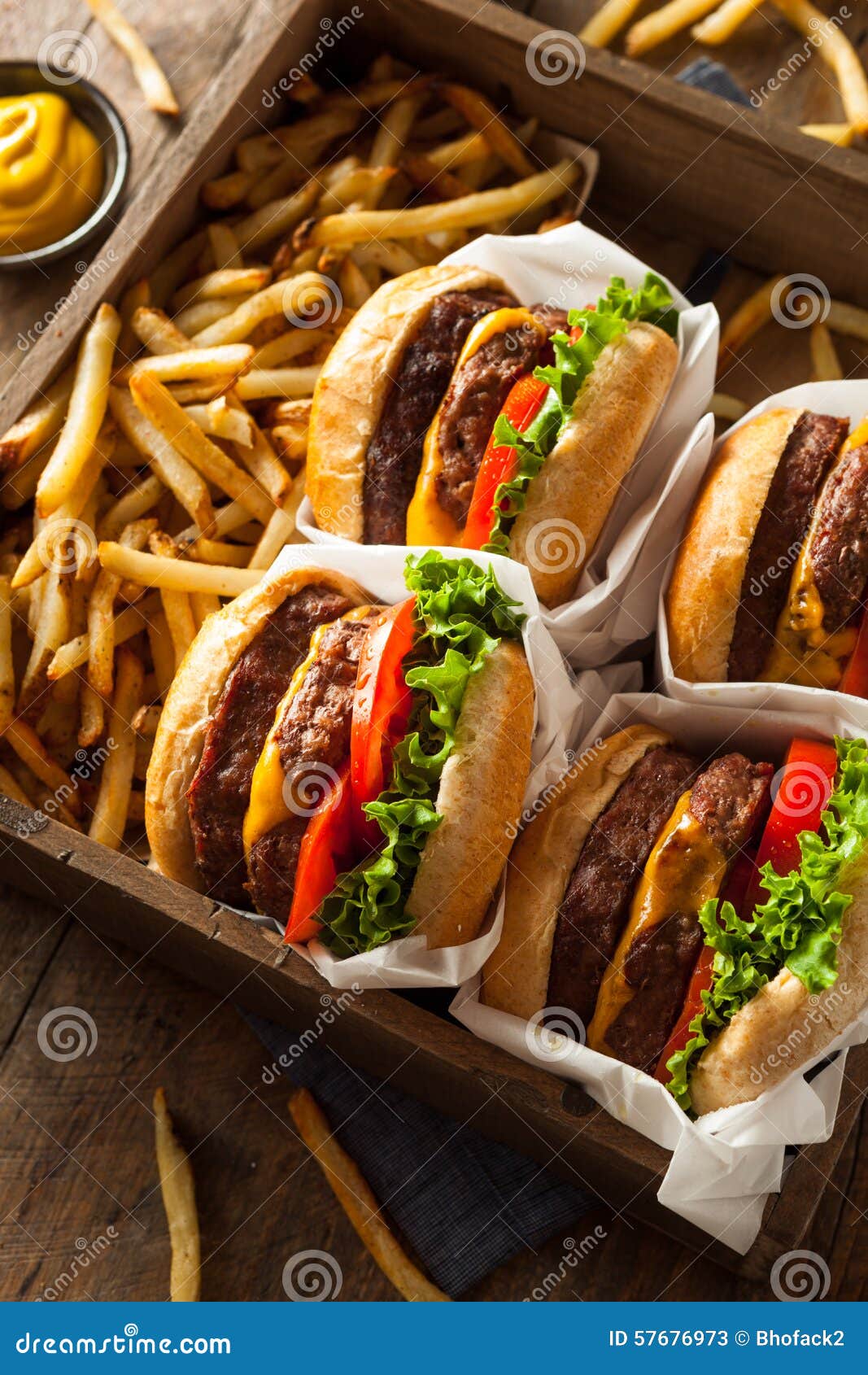 Doppelte Cheeseburger Und Pommes-Frites Stockbild - Bild von kopfsalat ...