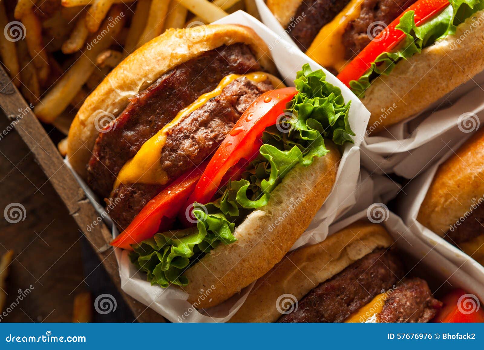 Doppelte Cheeseburger Und Pommes-Frites Stockfoto - Bild von abendessen ...