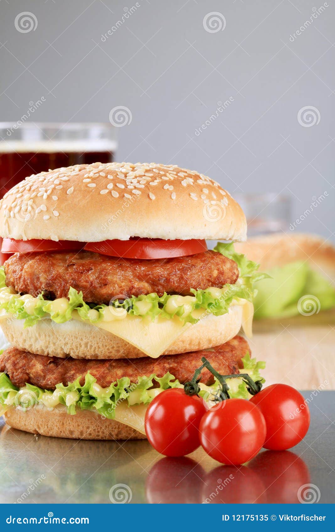 Doppelter Cheeseburger stockbild. Bild von mahlzeit, nahrung - 12175135