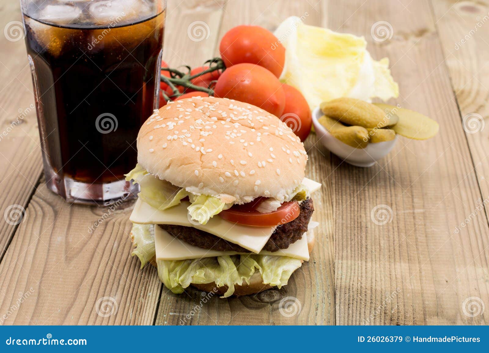 Doppelter Cheeseburger Mit Bestandteilen Stockbild - Bild von ...
