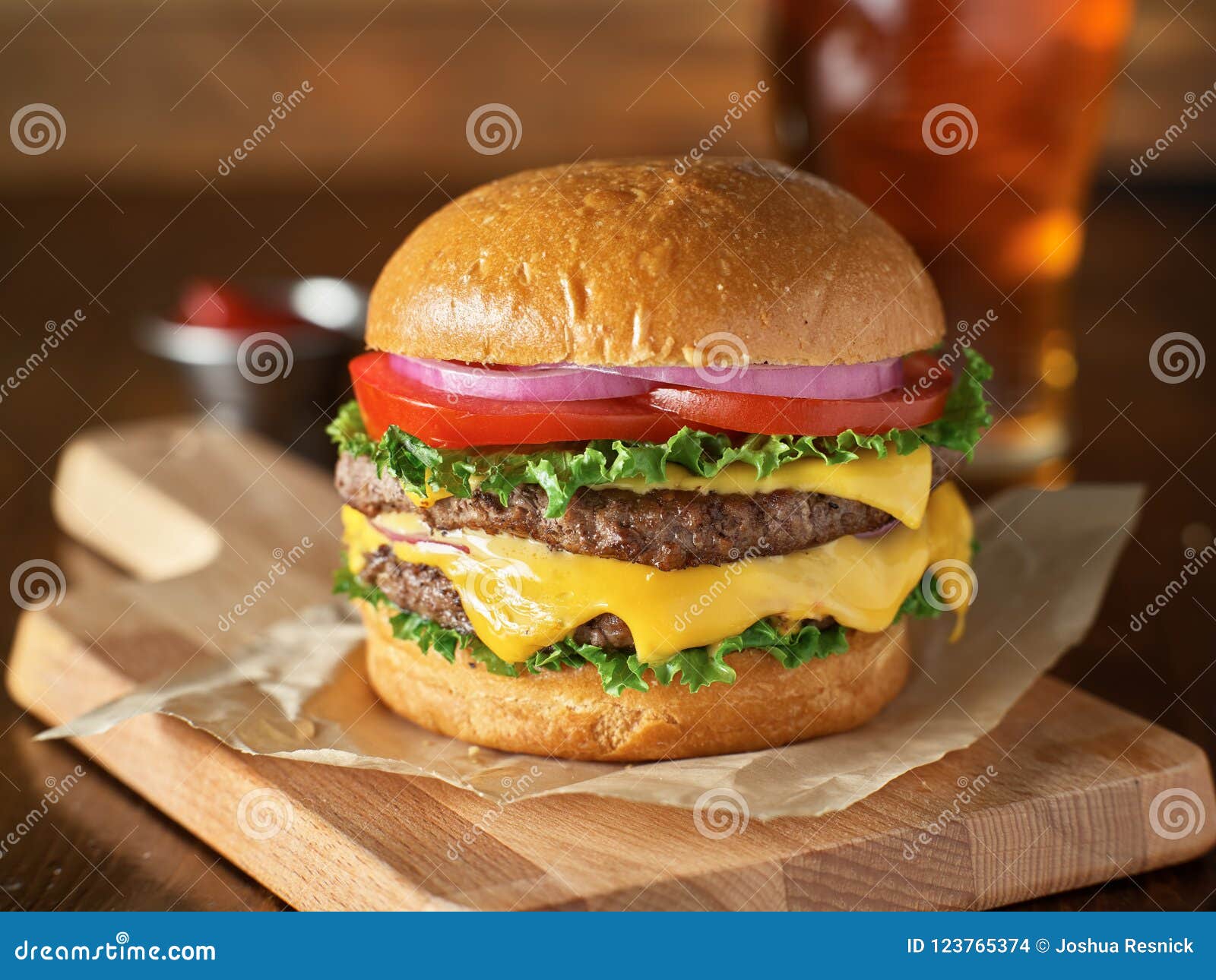 Doppelter Cheeseburger Mit Kopfsalat, Tomate, Zwiebel Stockfoto - Bild ...