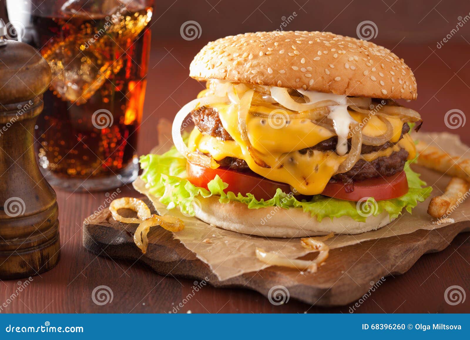 Doppelter Cheeseburger Mit Tomate Und Zwiebel Stockfoto - Bild von brot ...