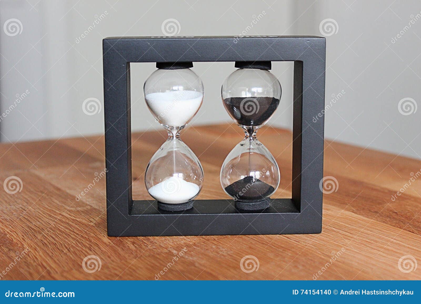 Doppia clessidra fotografia stock. Immagine di sabbia - 74154140