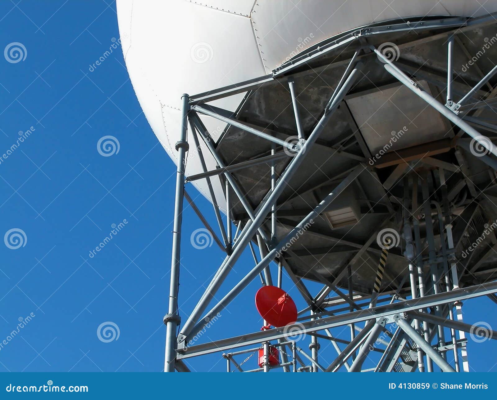 Doppler Radar-Sous la tour image stock. Image du blanc - 4130859