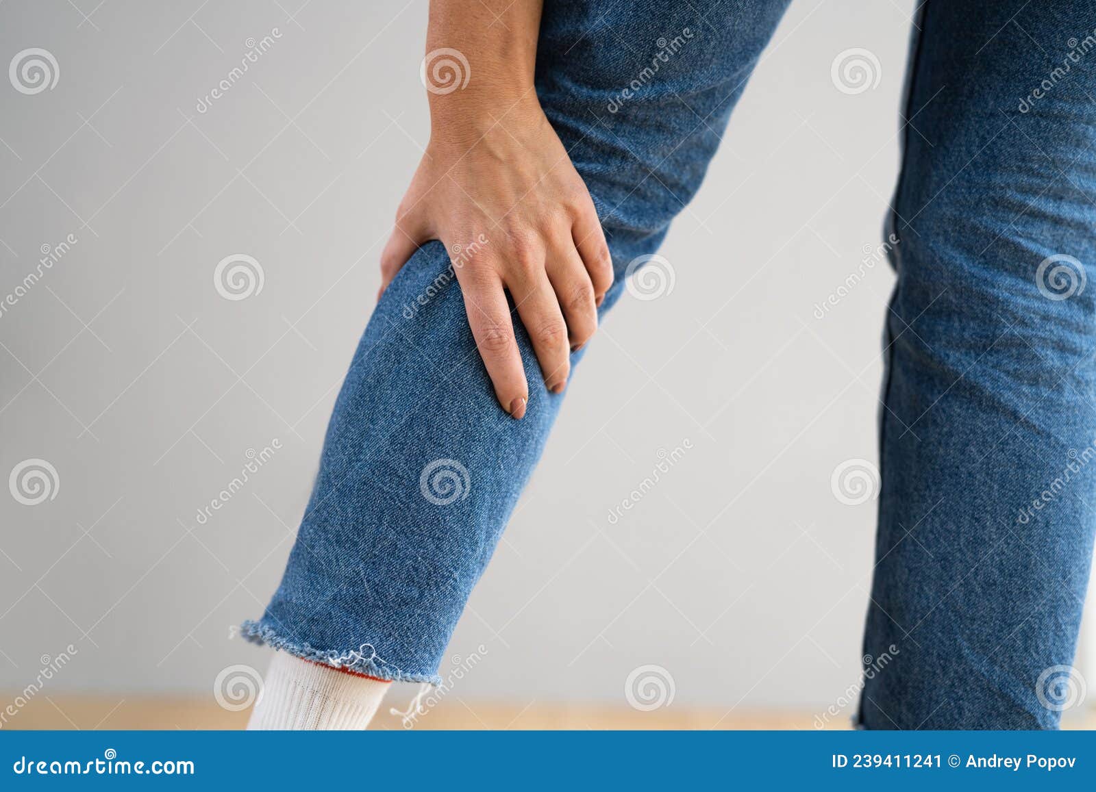 Dor nas pernas imagem de stock. Imagem de caucasiano - 239411241