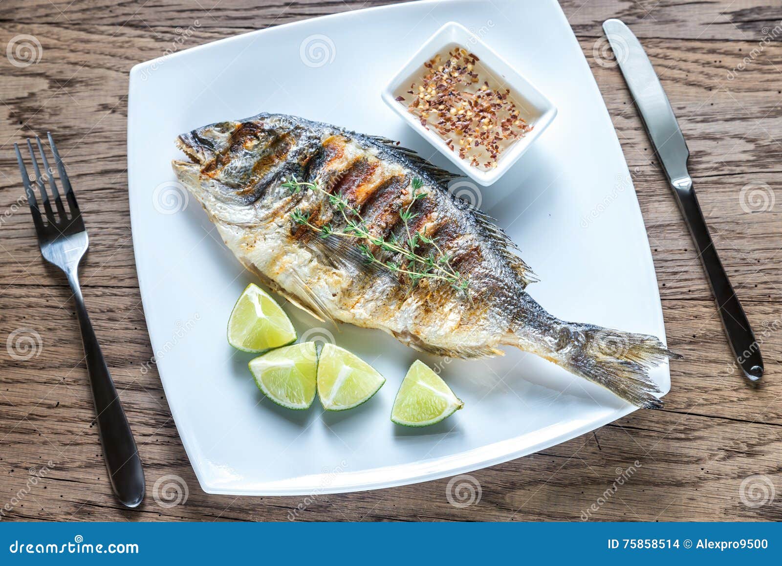 Dorade Grillé Royale Fish Du Plat Photo stock - Image du table, dorado ...
