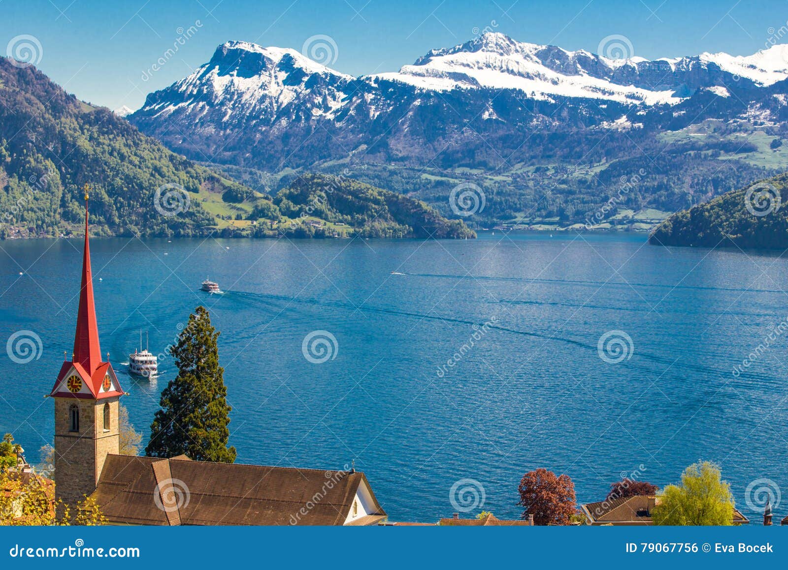 Dorf Weggis Auf Luzerner See in Der Schweiz Stockfoto - Bild von ...