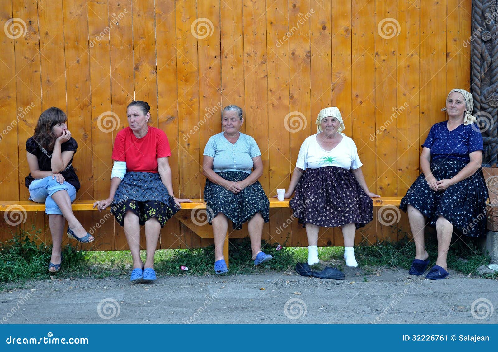 Dorfbewohner, Die Auf Einer Bank Stillstehen Redaktionelles Foto - Bild ...