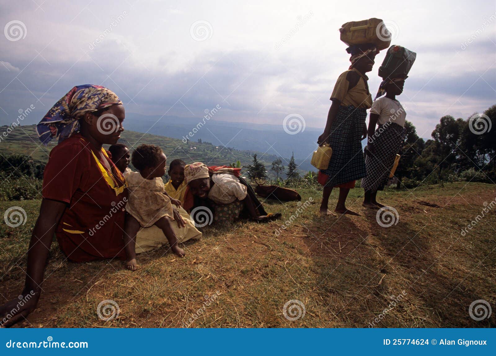 Dorfbewohner in Uganda redaktionelles stockbild. Bild von stehen - 25774624