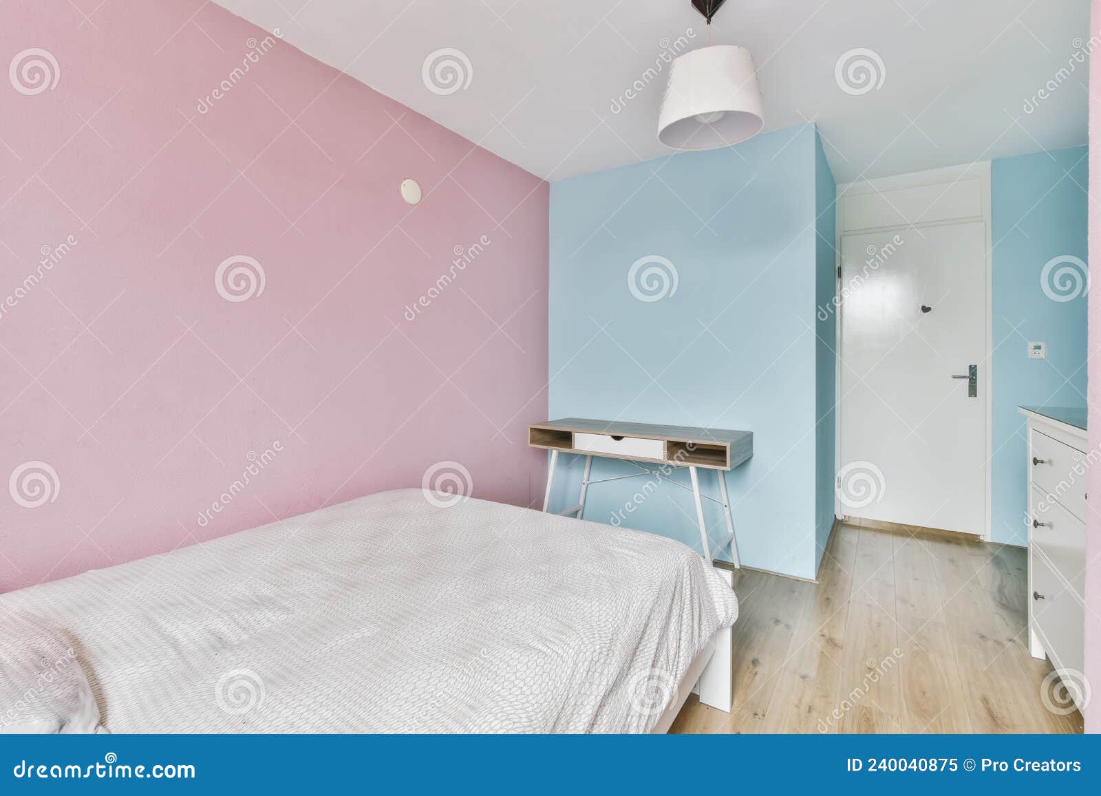 Dormitorio Bonito Con Cama Doble Imagen de archivo - Imagen de ... Dormitorio Bonito Con Cama Doble Imagen de archivo - Imagen de ...