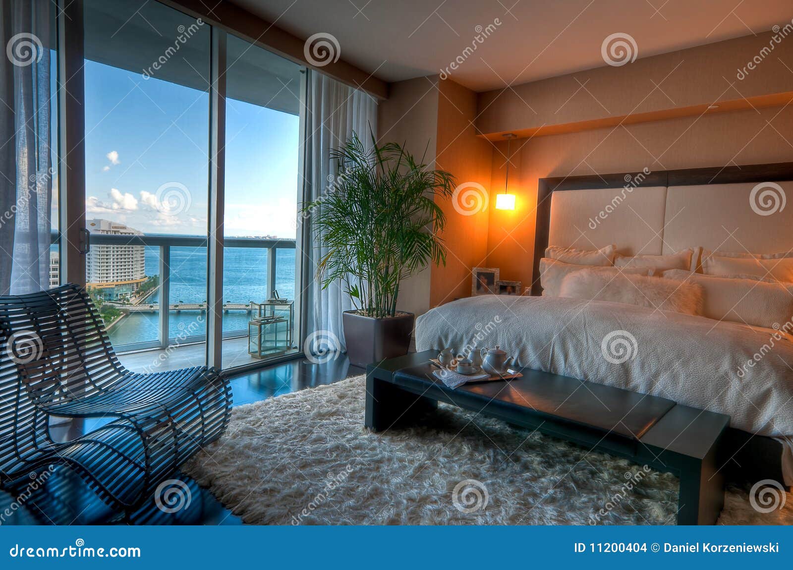 Dormitorio de lujo foto de archivo. Imagen de comodidad - 11200404