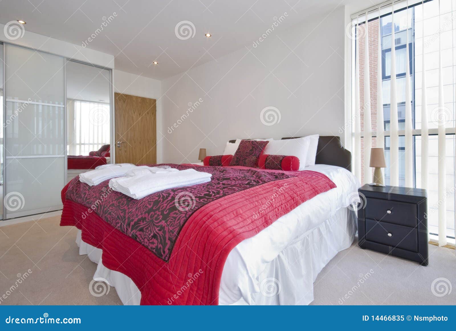 Dormitorio Doble Moderno Con El Guardarropa Imagen de archivo - Imagen ...