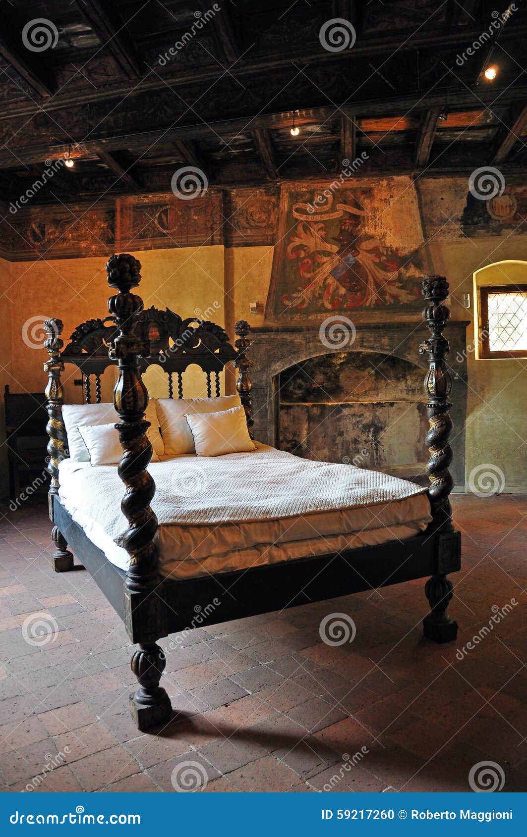 Dormitorio Medieval Del Castillo - Cama De Madera Foto de archivo ...