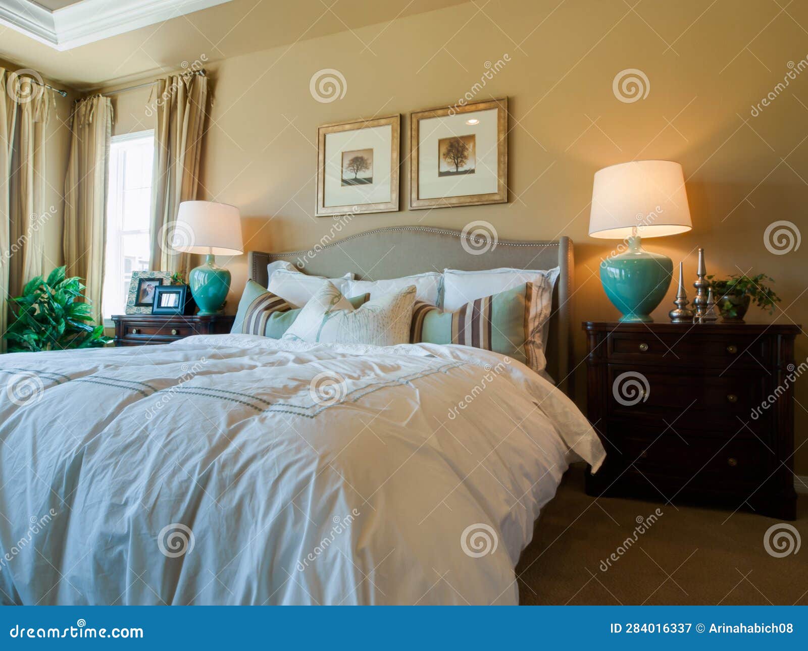 Dormitorio principal fotografía editorial. Imagen de ascenso - 284016337