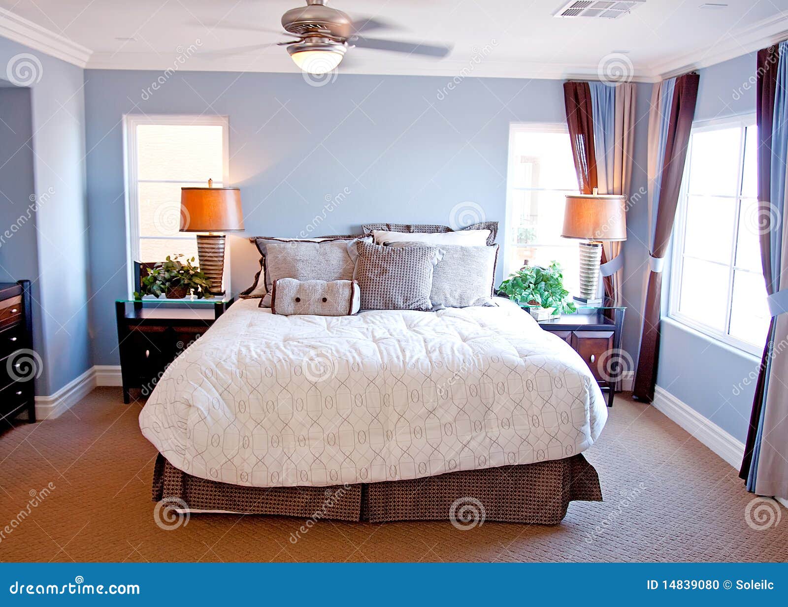 Dormitorio Principal Moderno Foto de archivo - Imagen de estilo ...