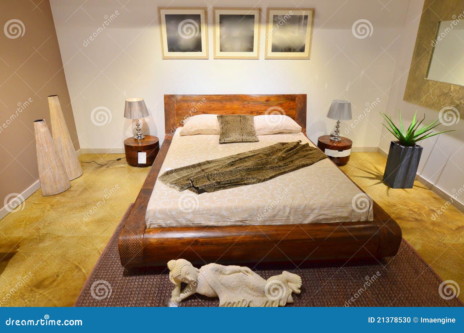 Dormitorio Principal Moderno Foto de archivo - Imagen de cuartos, noche ...