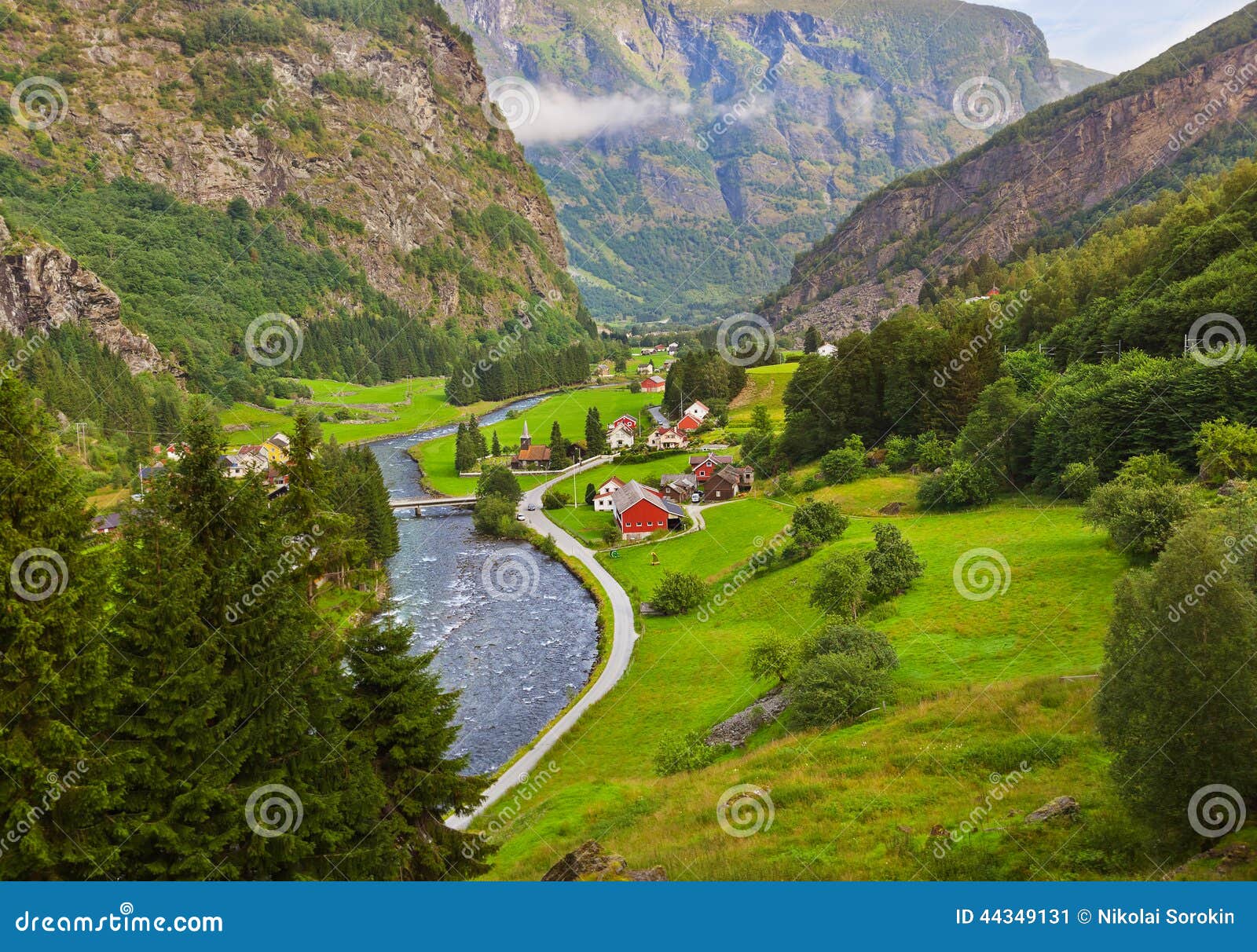 Dorp in Flam - Noorwegen stock afbeelding. Image of groen - 44349131