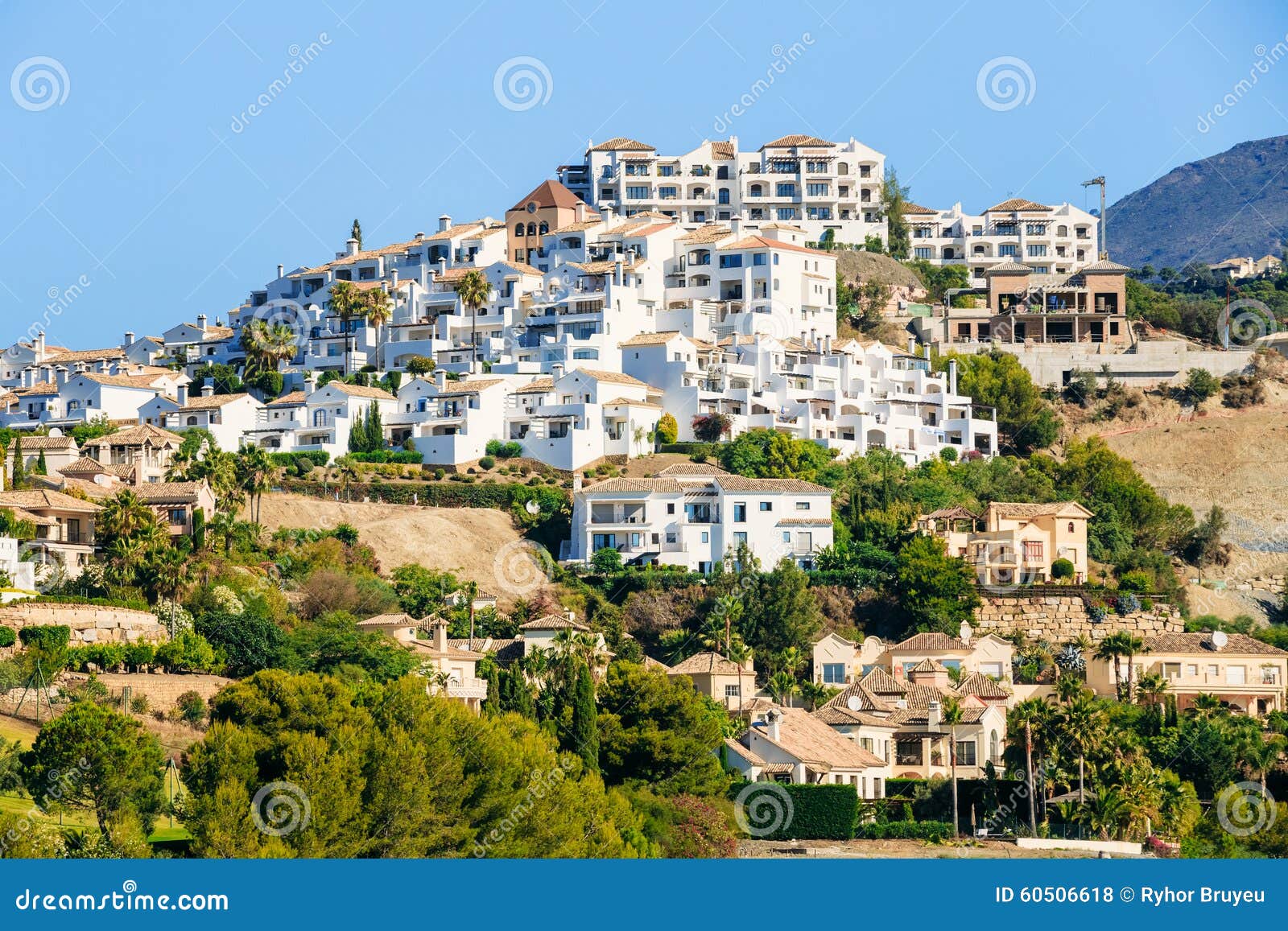 Dorp Met Witte Huizen in Benahavis, Malaga Stock Foto - Image of heuvel ...