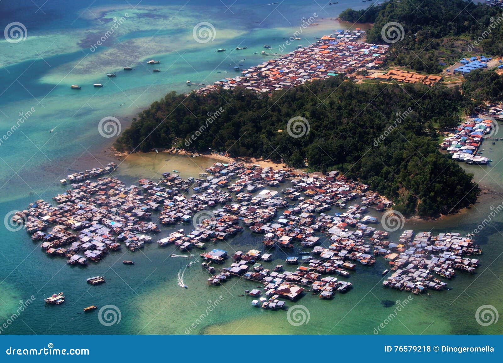 Dorp op het water Borneo stock foto. Image of borneo - 76579218