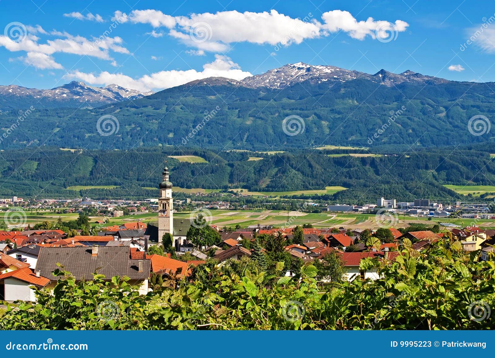 Dorp Thaur Oostenrijk stock afbeelding. Image of berg - 9995223