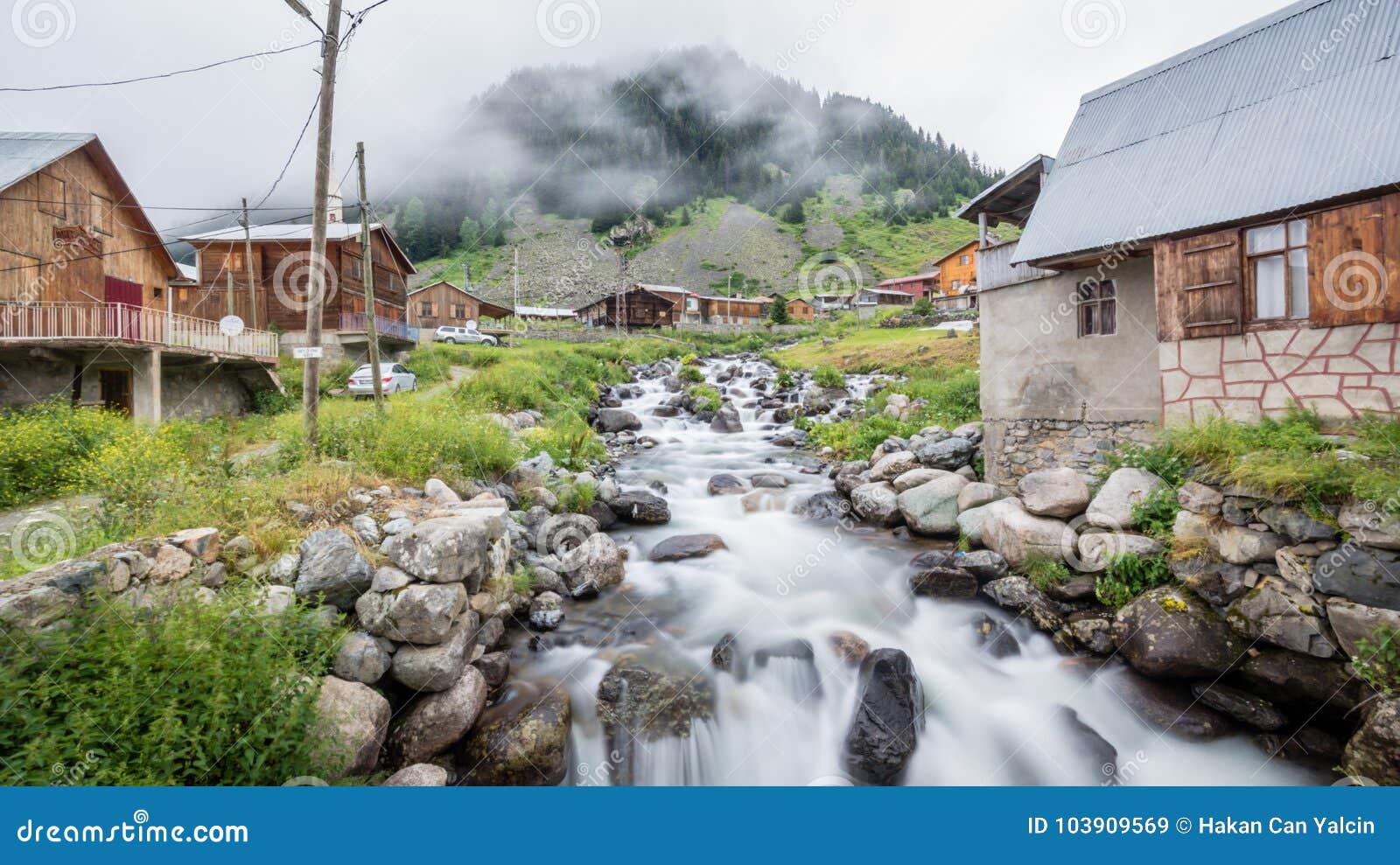 Dorp Van Elevit Op Plateau, Rize, Turkije Redactionele Stock Afbeelding ...