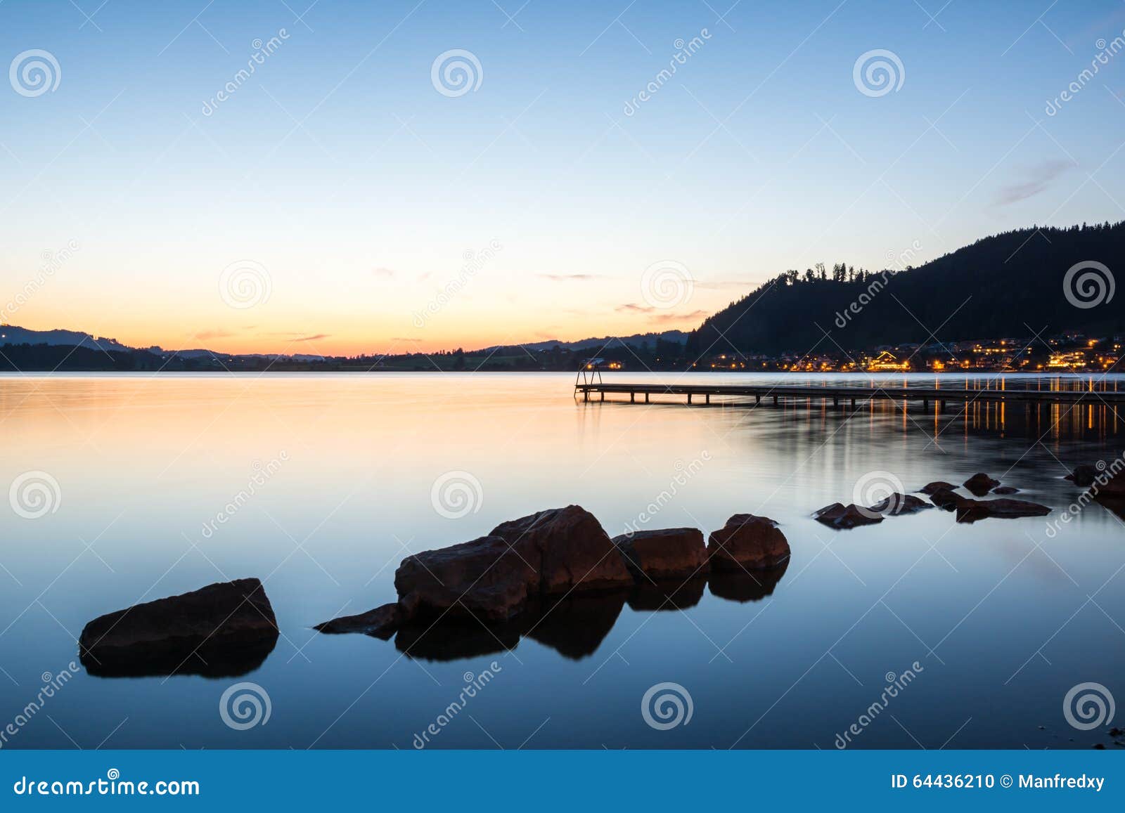 Dorp van Hopen bij nacht stock foto. Image of blauw, nacht - 64436210
