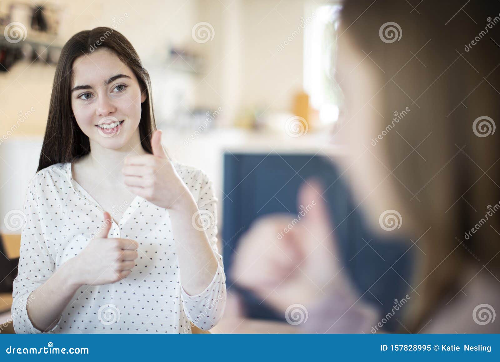 Dos Adolescentes Conversando Usando Lenguaje De SeÃ±as Imagen de ...