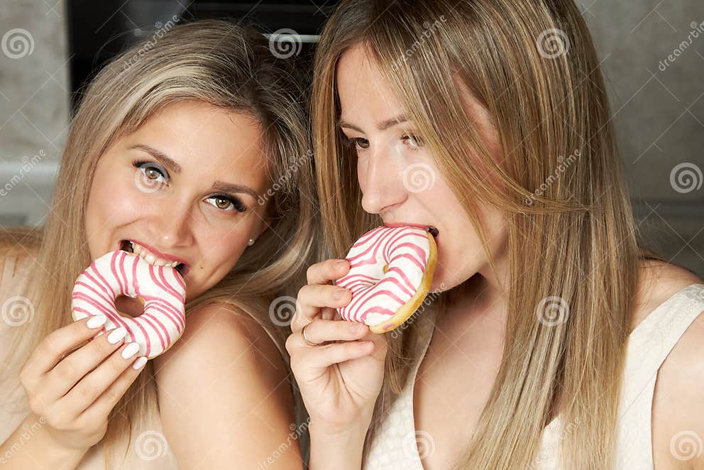 Dos Adorables Mujeres Rubias Sexys Mordidas Sobre Rosquilla Rosa Y